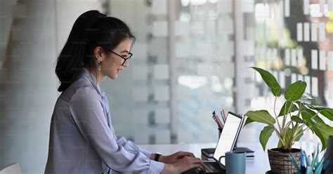 현대 사무실에서 태블릿 컴퓨터로 작업하는 안경을 쓴 사업가의 측면 모습 사진 Unsplash의 사업 이미지