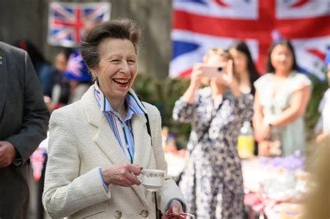 ФОТО Iii Чарльзыг хаан сэнтийд заларсныг тэмдэглэн найр наадам дуу хуураар дүүрэн өнгөрүүлжээ