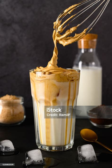 어두운 배경에 유리 잔에 아이스 달고나 커피의 클로즈업 트렌디 한 다과 크림 휘핑 커피 한국 커피 음료 0명에 대한 스톡 사진 및 기타 이미지 Istock