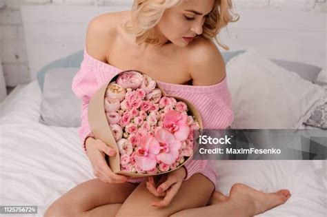 장미 색된 모란 난초와 장미 하트 모양 상자를 들고 침대에 앉아 분홍색 셔츠에 금발 여자 개화기에 대한 스톡 사진 및 기타 이미지 개화기 공휴일 금발 머리 Istock