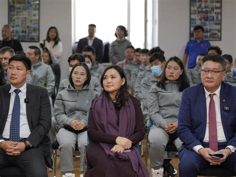 Ч Номин Монгол Улсын шигээ баг тамирчдын ард төр засаг гэр бүл ард түмэн хамт зогсож байдаг