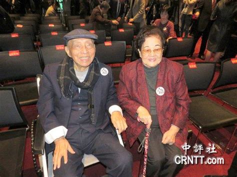 香港中評網：中評鏡頭：管中閔擁抱98歲老父 全場動容