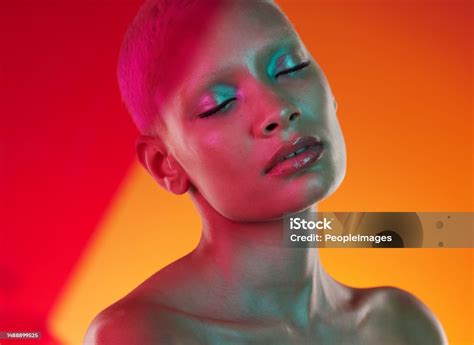 스킨케어 메이크업 네온 불빛이 있는 여성 스튜디오 배경의 아름다움과 웰빙 여성 숙녀 및 화장품 생생한 얼굴 페인트 자신감과 배경을 가진 창의적이고 유기적 인 얼굴 메이크업