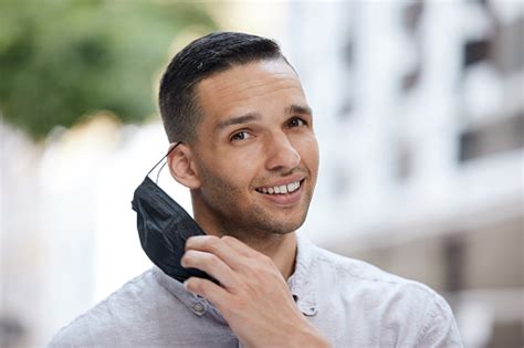 얼굴 마스크 코비드 준수 초상화 또는 동기 부여 행복한 미소 또는 글로벌 바이러스를 막기위한 비전을 가진 남자를 벗습니다 마스크 제거 포스트 코비드 록다운 규정 및