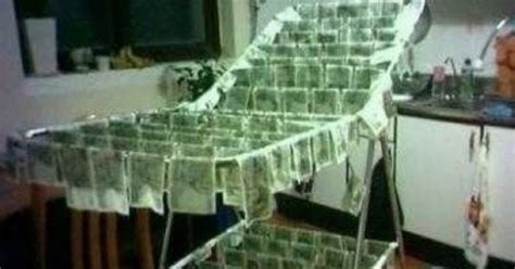 돈 세탁 세탁기에 월급 봉투가