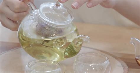 건강한 음료 고요한 고요함 나무 쟁반 녹차 다도 단순한 도기 따뜻한 뜨거운 음료 라이프스타일 레저 마음가짐 미니멀리스트 부드러운 조명 붓는 붓다