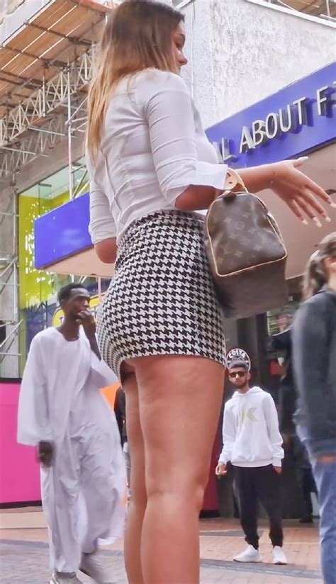 Sexi Mujer En Mini Falda Tiene Lindas Piernas Mujeres Bellas En La Calle