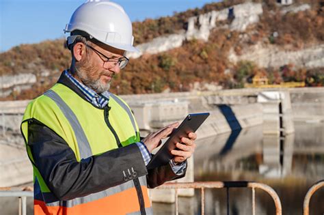 수력 발전 댐에서 디지털 태블릿으로 작업하는 남성 엔지니어 50 54세에 대한 스톡 사진 및 기타 이미지 50 54세 계획 공학 Istock