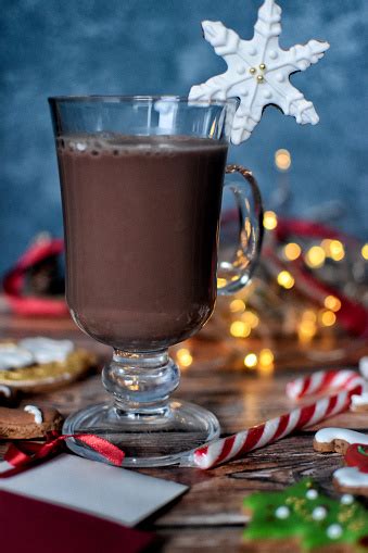 진저 브레드 Anowflake 스타 쿠키를 곁들인 핫 코코아 한 잔 테이블에 진저브레드 쿠키 0명에 대한 스톡 사진 및 기타 이미지 Istock