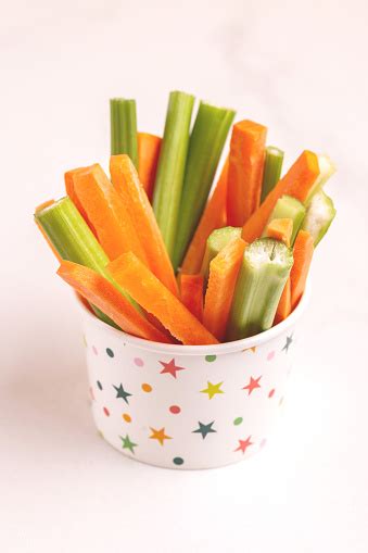신선한 당근 셀러리 스틱 빛 대리석 백그라운드에 종이 컵에 건강한 생활방식에 대한 스톡 사진 및 기타 이미지 건강한 생활방식 건강한 식생활 당근 Istock