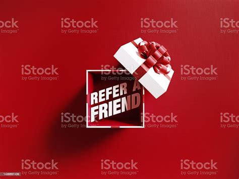 친구 추천 빨간 리본으로 묶인 흰색 선물 상자에서 단어가 나옵니다 리퍼럴 마케팅에 대한 스톡 사진 및 기타 이미지 리퍼럴 마케팅 친구에게 추천하세요 선물 Istock