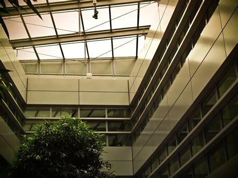 무료 이미지 빛 건축물 구조 집 창문 유리 지붕 건물 천장 홀 정면 직업적인 조명 현대 인테리어 디자인 내부 계단 대칭 본부 일광