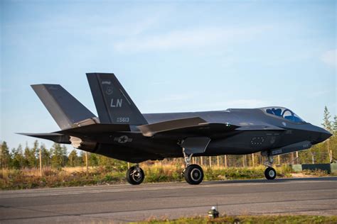 U S Air Force F 35 Lightning Ii Makes Historic First On Highway In