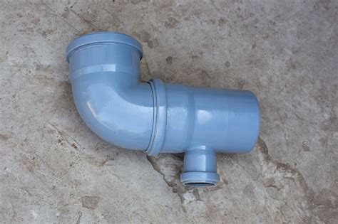 하수도 파이프의 설치 플라스틱 파이프 구조 분기 및 티의 연결 가정에서 배관 시스템 개선에 대한 스톡 사진 및 기타 이미지 개선 건설 산업 관 튜브 Istock