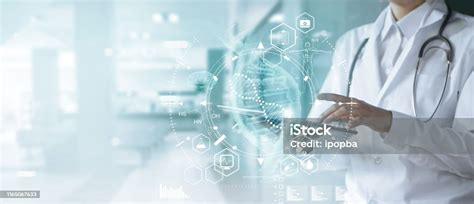 태블릿에 전자 의료 기록을 만지는 의학 의사 Dna 홀로그램 현대 가상 화면 인터페이스 의료 기술 및 미래 개념에 디지털 의료 및 네트워크 연결 건강관리와 의술에 대한 스톡