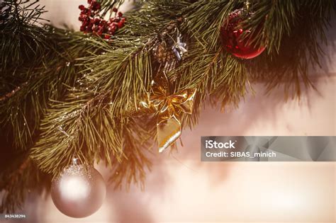 크리스마스 전나무트리 활과 유리 그린 새 해 엽서의 디자인에 대 한 장난감 플레어 복사 공간 0명에 대한 스톡 사진 및 기타