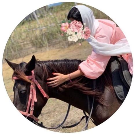 خلفيات خيول مع بنات محجبات ايمجباير