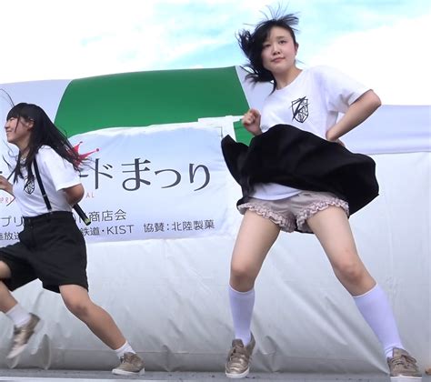 ドロワーズで完璧ガードするも強風でパンチラしてしまう白ハイソックスアイドルwwwチラリ部