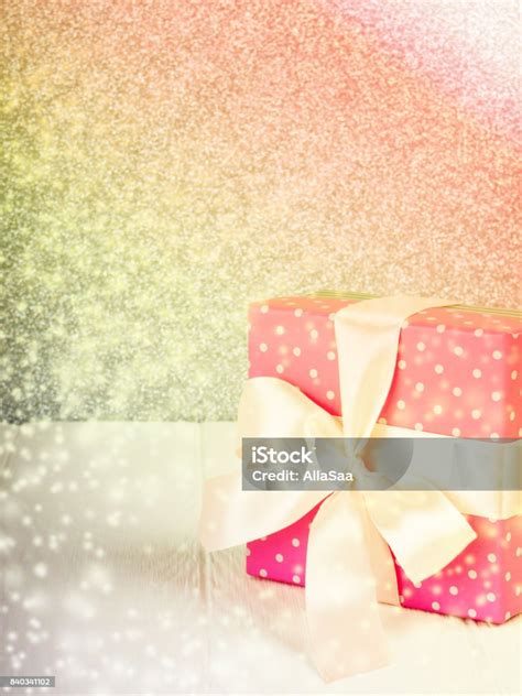 부드러운 핑크 새로운 크리스마스 선물 좋은 리본 Bowknot 흰색 나무 배경 텍스트 선물의 개념에 대 한 공간을 복사 휴일 선물 눈 효과 추가 Fete에 대한 스톡 사진
