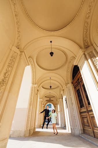 도시에서 야외에서 함께 시간을 보내는 즐거운 귀여운 커플의 진정한 사랑 감정 사랑스러운 행복한 순간 재미 있고 도시의 배경에 사랑에 미소 지으며 좋은 시간 달리기 도로 점프