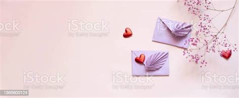 꽃과 하트가 있는 분홍색 배경에 손으로 만든 발렌타인 데이봉투 텍스트 배너를 위한 배치 밸런타인데이에 대한 스톡 사진 및 기타 이미지 Istock
