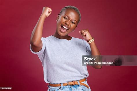 축하 흑인 여성과 흥분한 사람이 행복과 승자 느낌을 보여줍니다 승리의 동기 부여 성취 및 여성의 행복한 미소는 성공에서 승리를