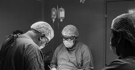 Iv 물방울 간호사 건강 전문가 고요한 긴급 진료 마취 멸균 환경 병원 병원 방 병원 운영 봉납 블랙 앤 화이트 수술 수술 도구 수술 전문성 수술