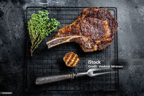 Bbq 구운 토마호크 또는 뼈 쇠고기 스테이크를 곁들인 립아이 검은 배경입니다 상위 뷰 0명에 대한 스톡 사진 및 기타 이미지 0명 Entrecôte 갈비 스테이크