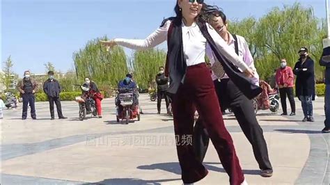 68岁大叔用特殊的方式邀请50岁小姐姐热舞，小姐姐都看直眼睛了！ Youtube