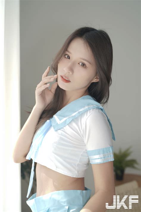 【ev女孩】制服美少女「趙趙」火辣脫衣解放，「緊實有致的胴體」超迷人！ Ev撲克官網