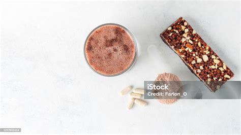 유청 단백질 분리의 밀크 쉐이크 스쿱단백질 파우더 그래놀라 바 아미노산과 크레아틴의 화이트 캡슐 흰색 배경에 보디 빌딩 식품 보충제 상단 보기 플랫 레이 가루로 빻은에 대한