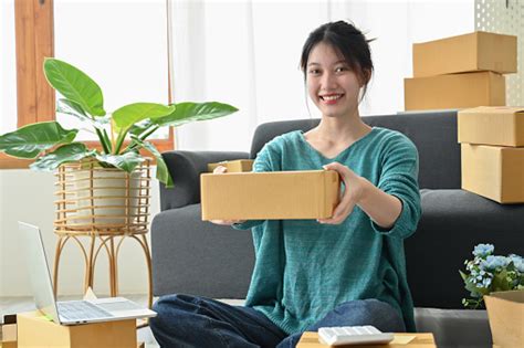 골판지 상자 또는 작은 소포 상자를 들고있는 여성 중소기업 기업가 상자에 대한 스톡 사진 및 기타 이미지 상자 쥠 20