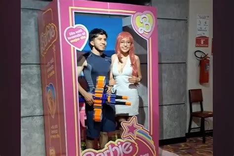 Joven Se Disfraza De Max Steel Para Ir Con Su Novia A Ver Barbie Video Xeu Noticias