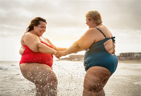 Mujeres Felices Y De Tallas Grandes Divirtiéndose En La Playa Durante