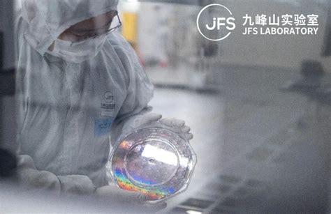 国内首次！九峰山实验室实现异质集成“芯片出光”