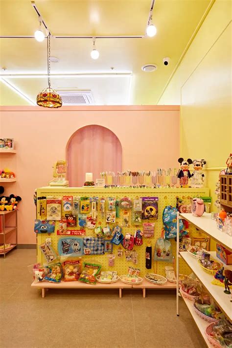 옐로우and핑크 컬러로 키치하게 꾸민 캐주얼 10평 소품샵 인테리어 인천 서구