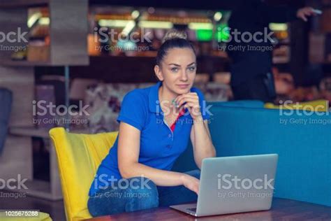 공부 하거나 동네 카페에서 노트북 컴퓨터 작업 젊은 아름 다운 여자 갈색 머리에 대한 스톡 사진 및 기타 이미지 갈색 머리