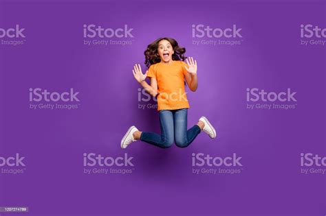 그녀의 전체 길이 몸 크기보기 그녀의 좋은 매력적인 미친 어리석은 장난 쾌활한 쾌활한 쾌활한 물결 모양의 머리 소녀 점프 재미 바보 에 고립 된 라일락 보라색 보라색 파스텔