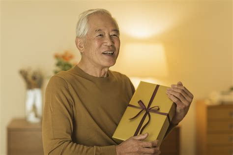 70代の男性がもらって嬉しいプレゼントおすすめ15選！健康グッズから食べ物まで贈り物大好き主婦ライターが紹介｜アニーお祝い体験マガジン