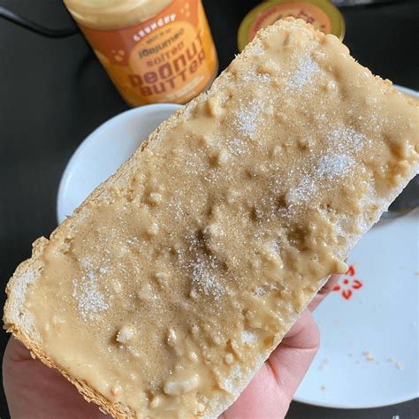 ☕️ 美好一天由早餐開始 最近的早餐大多都在吃多士 這日想食 蛋沙律多士 又想食 花生醬多士 就來個雙併囉 用的 岩鹽脆香