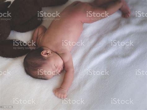 아침에 인형과 햇빛과 침대에서 자고 아시아 여성 신생아 아기 귀여운 어린 소녀 3 주 오래 된 복사 공간 감정에 대한 스톡 사진 및 기타 이미지 Istock