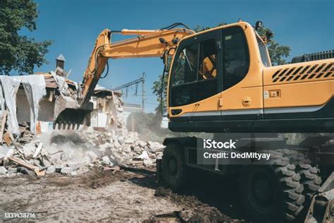 굴삭기에 의해 오래된 집의 파괴 굴삭기 의 양동이는 콘크리트 구조를 나누기 개발에 대한 스톡 사진 및 기타 이미지 개발 건물 외관 건설 기계류 Istock