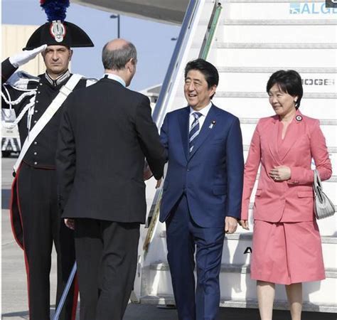 实拍 日本首相安倍和妻子现身机场近照 网友 妻子比安倍还老