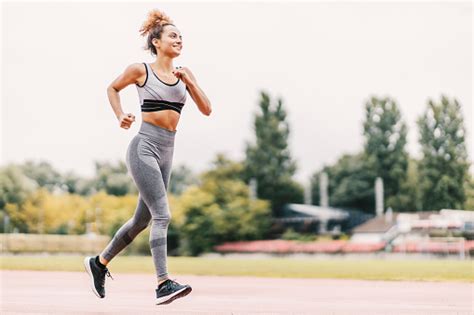 마라톤경기장에서 달리는 적당한 주자의 전체 길이 경기장의 주자 30 39세에 대한 스톡 사진 및 기타 이미지 30 39세 가냘픈 건강한 생활방식 Istock