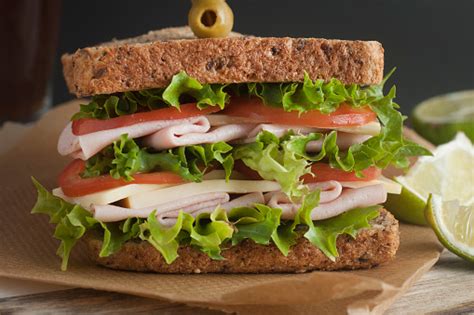 햄 치즈 양상추 토마토 그린 올리브와 함께 더블 샌드위치 곡물의 빵 간식 또는 음식 빼앗아 검은 배경 갈색에 대한 스톡 사진 및 기타 이미지 Istock