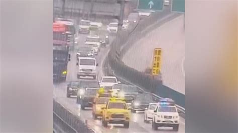 冰雪天高速交警开警车带路护行所有人澎湃新闻 The Paper
