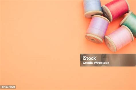 텍스트를 위한 여유 공간이 있는 파스텔 오렌지 배경에 격리된 다채로운 재봉실 0명에 대한 스톡 사진 및 기타 이미지 0명 나일론 녹색 Istock