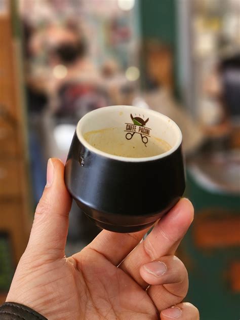 Coffee 이곳은 17대의 커피 분쇄기와 로스터기가 있고 까페를 통과하면 바버샵 💈이 있다 모듈 까페처럼 독립접으로 그러나 함께 존재한다 가위가 ️ 볶여진 원두를 품고