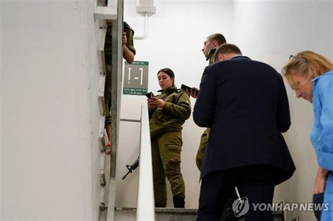 공습경보에 대피한 이스라엘 군인과 기자들 연합뉴스