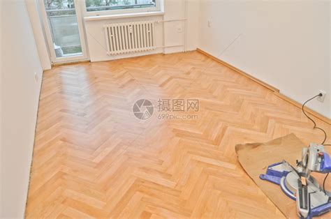 翻新或重建旧木地板新上漆的木镶地板高清图片下载 正版图片502768668 摄图网
